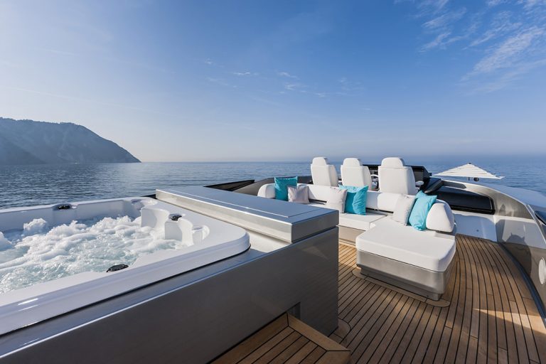 Mythos 122 de Riva, nuevo buque insignia de 37 metros ‹ The Luxury ...