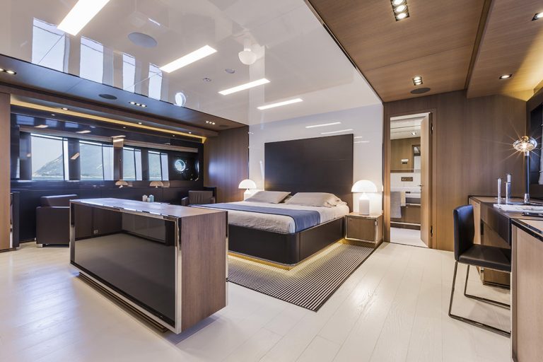 Mythos 122 de Riva, nuevo buque insignia de 37 metros ‹ The Luxury ...