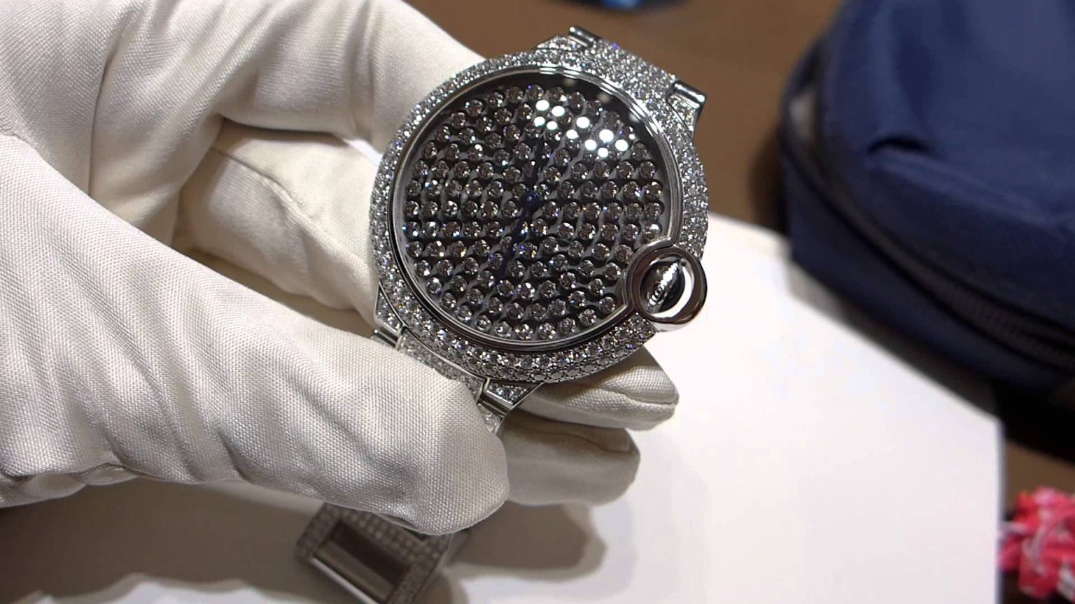 El nuevo Ballon Bleu de Cartier deslumbra con sus brillantes ...